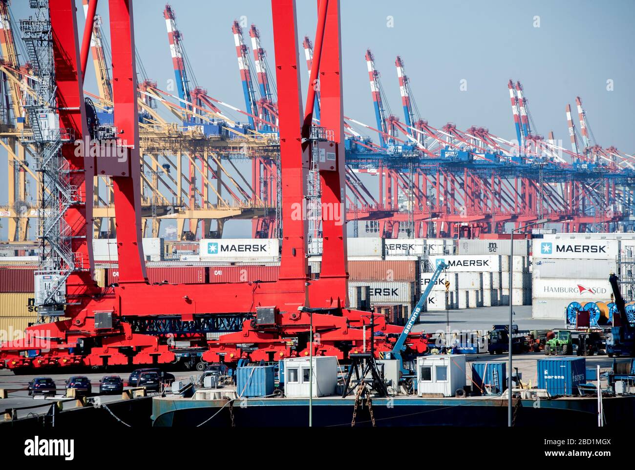 Floating gantry crane hi-res stock photography and images - Alamy