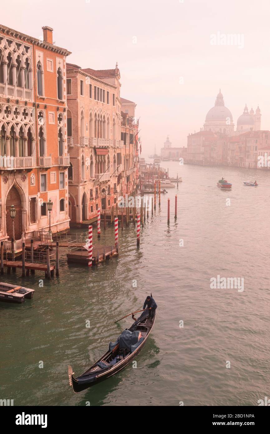 Beautiful Grand Canal, winter fog, gondola, Basilica Santa Maria della ...