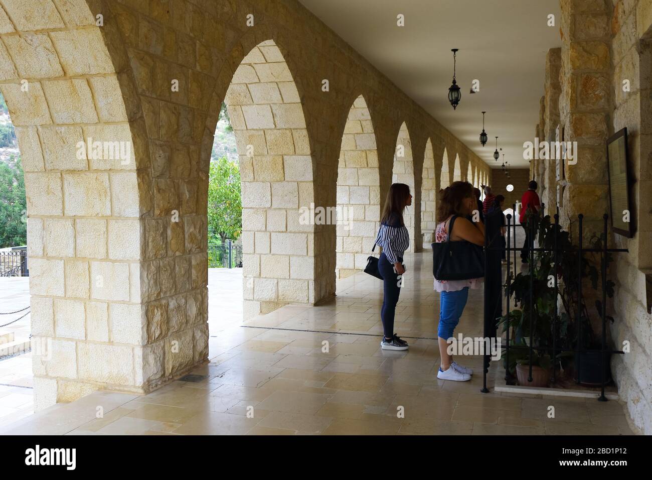 Women reading instructions hi-res stock photography and images - Alamy