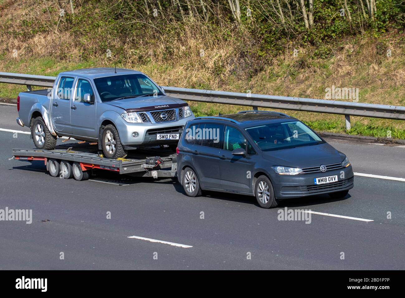 2018 grey Volkswagen Touran SE Family TDI BMT towing Nissan Navara ...