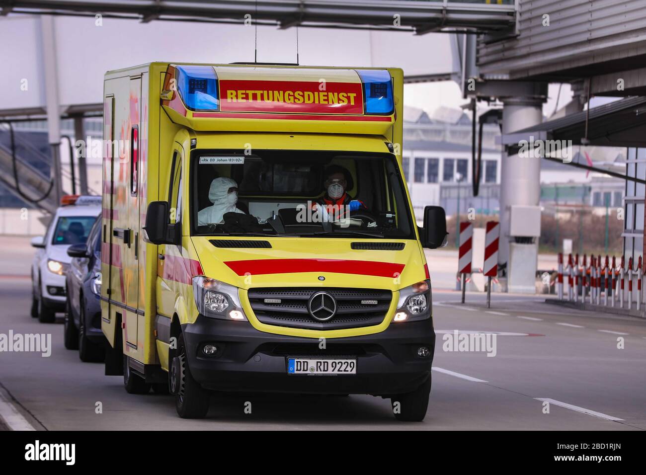 White ambulances hi-res stock photography and images - Alamy
