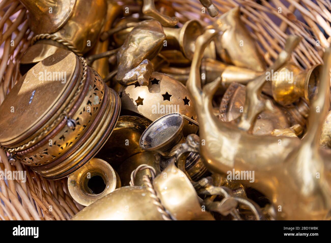 Brass artefacts flea market hi-res stock photography and images - Alamy