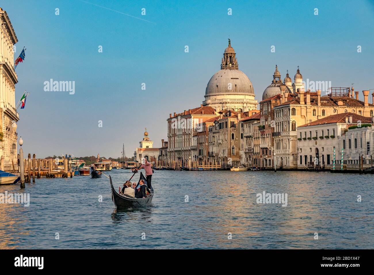 Well dressed people in gondola hi-res stock photography and images - Alamy