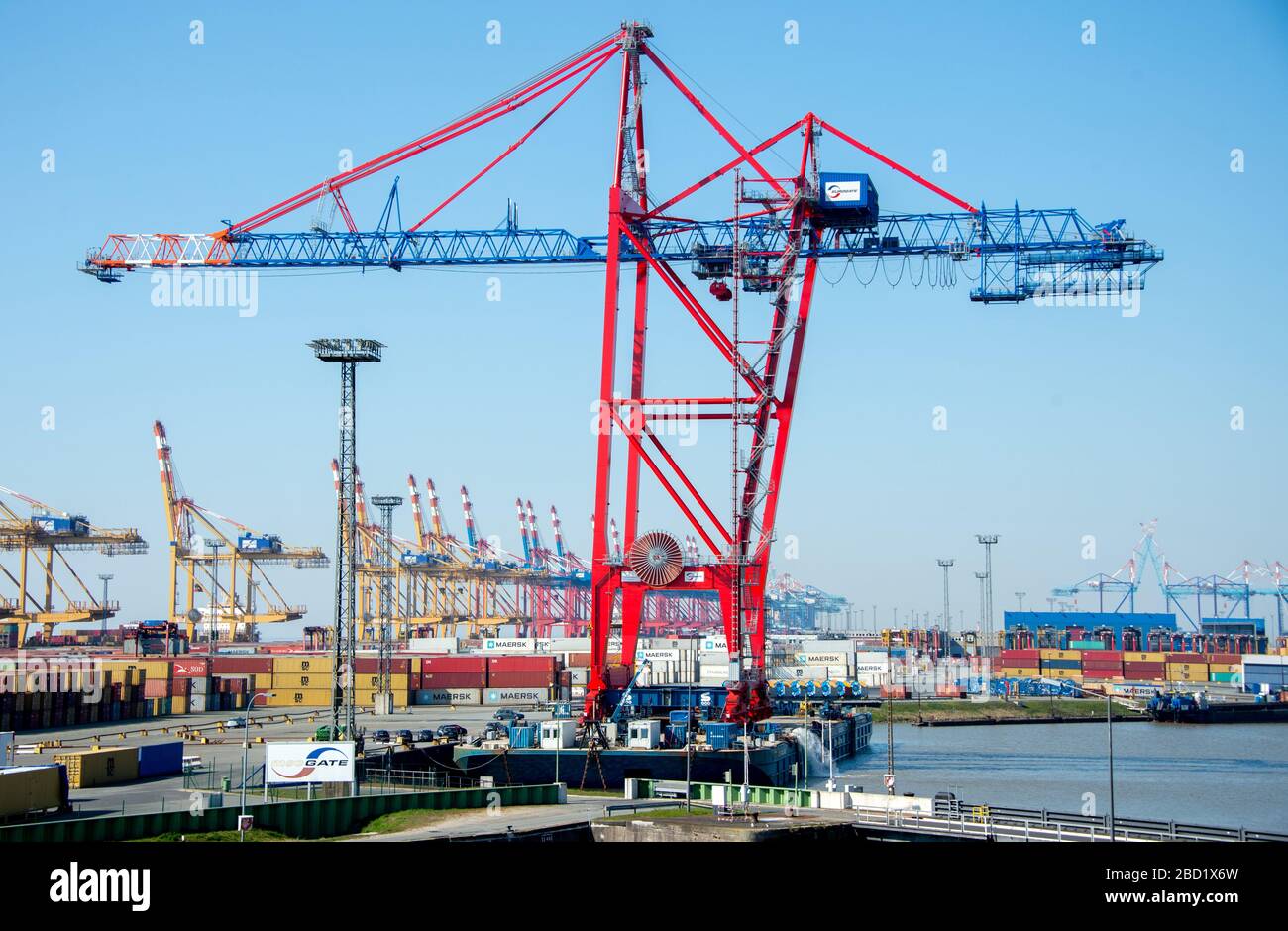 Bremerhaven, Germany. 06th Apr, 2020. A new container gantry crane for ...
