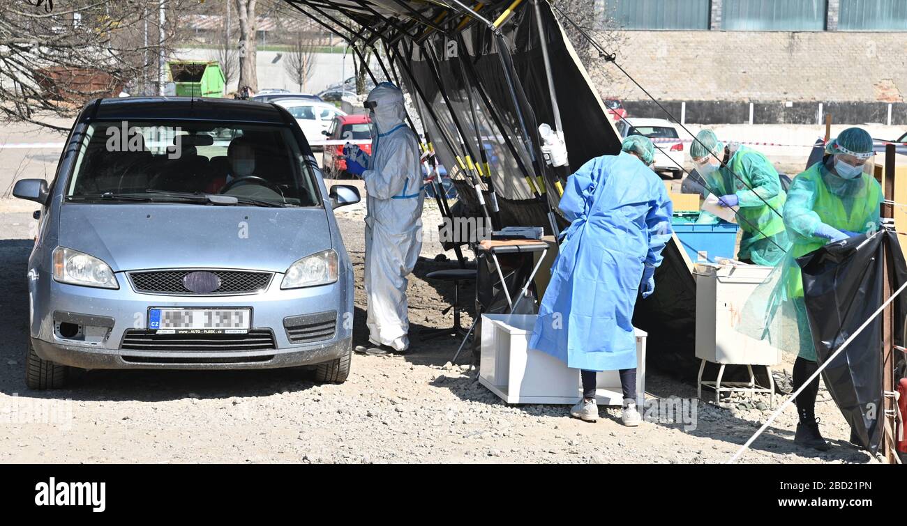 Paramedics take samples for covid-19 tests in drive-through testing ...