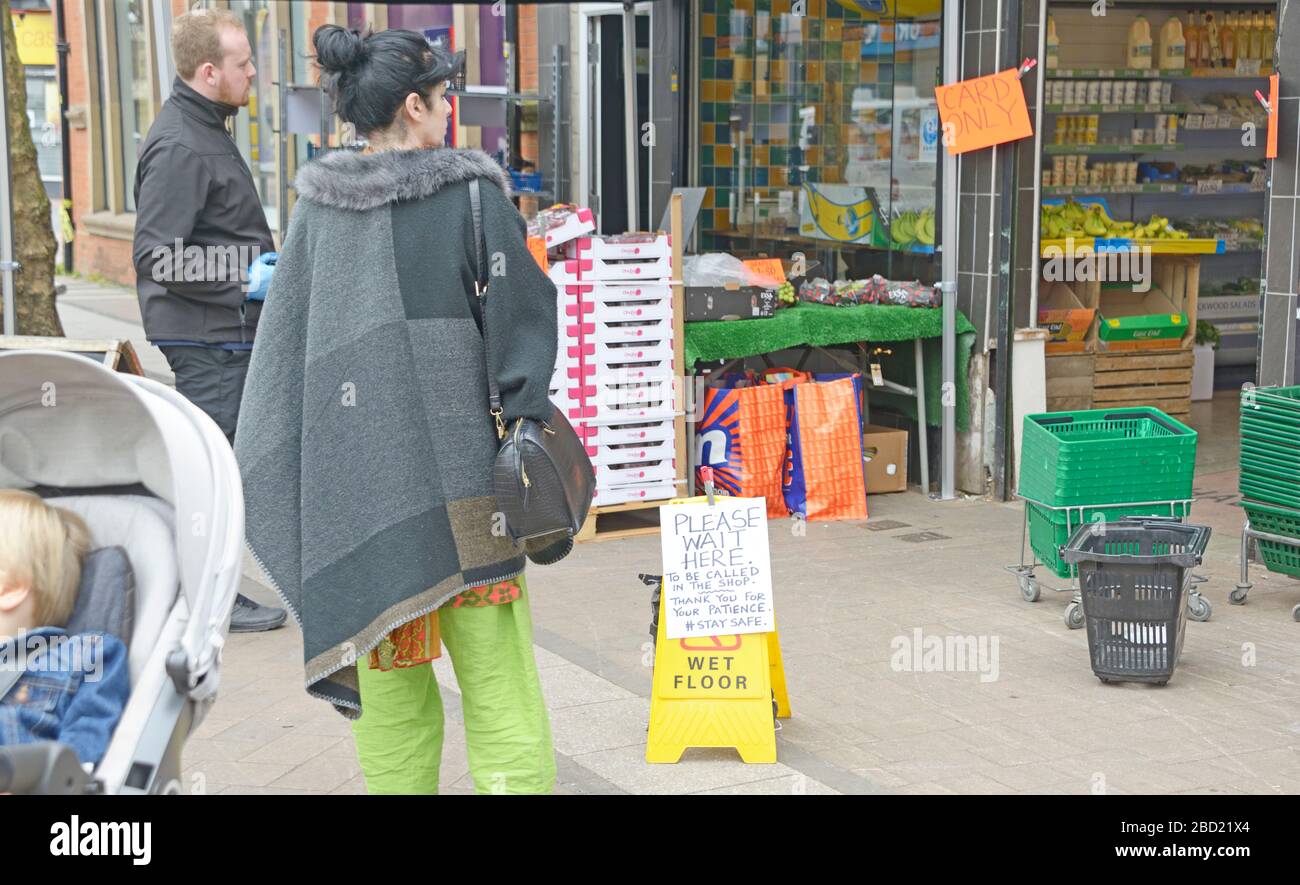 Queue sign hi-res stock photography and images - Alamy