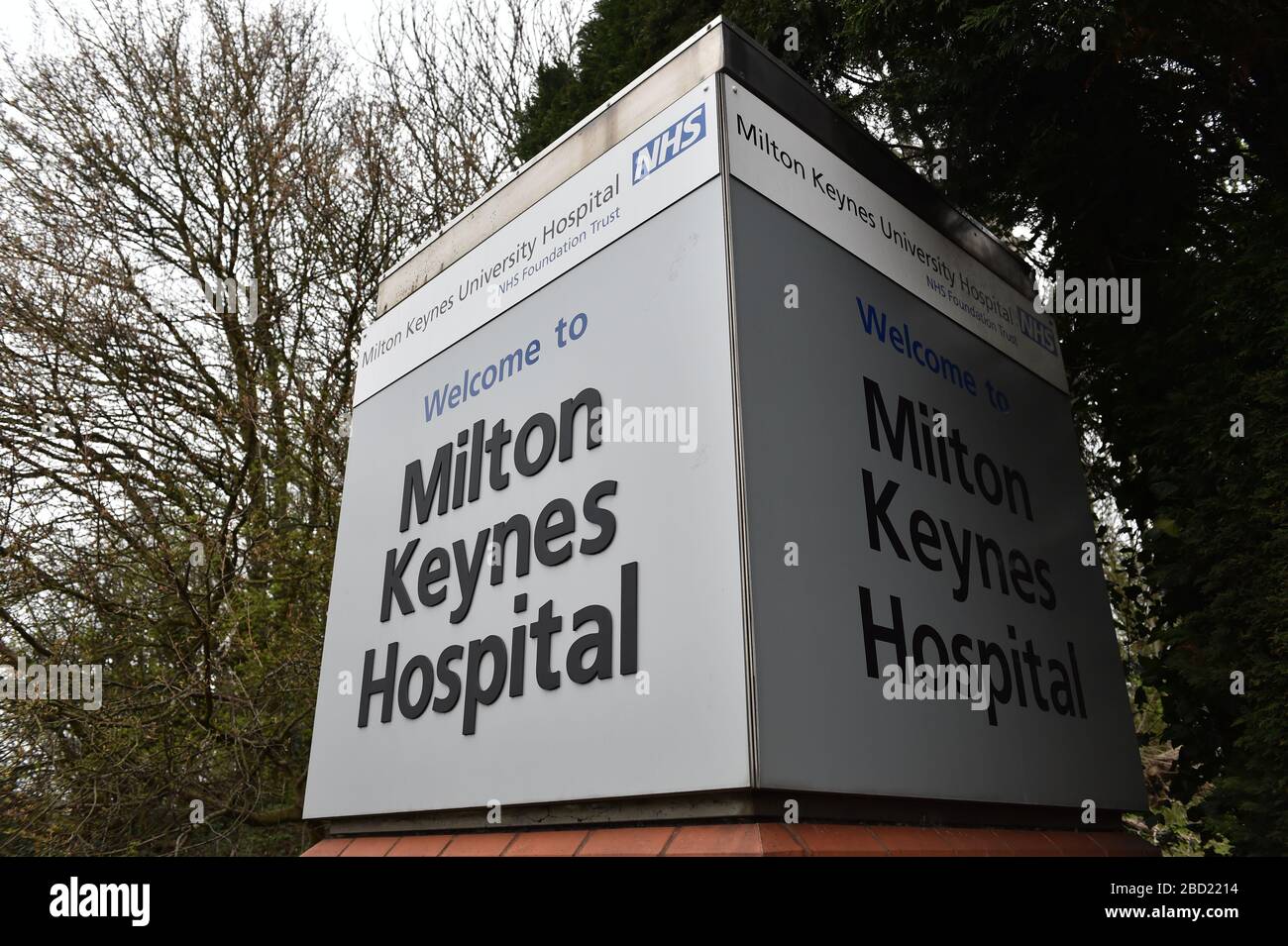 Hospital signage outpatients hi-res stock photography and images - Alamy