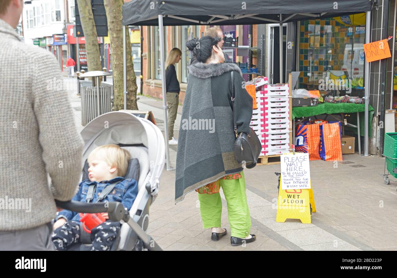 Queue sign hi-res stock photography and images - Alamy