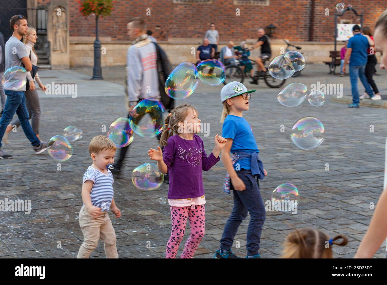 Children in town square hi-res stock photography and images - Alamy