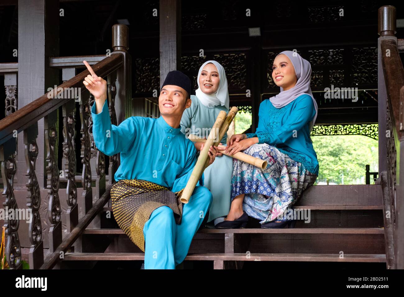 Malaysian Men In Traditional Dress And Traditional Hats, 59% OFF