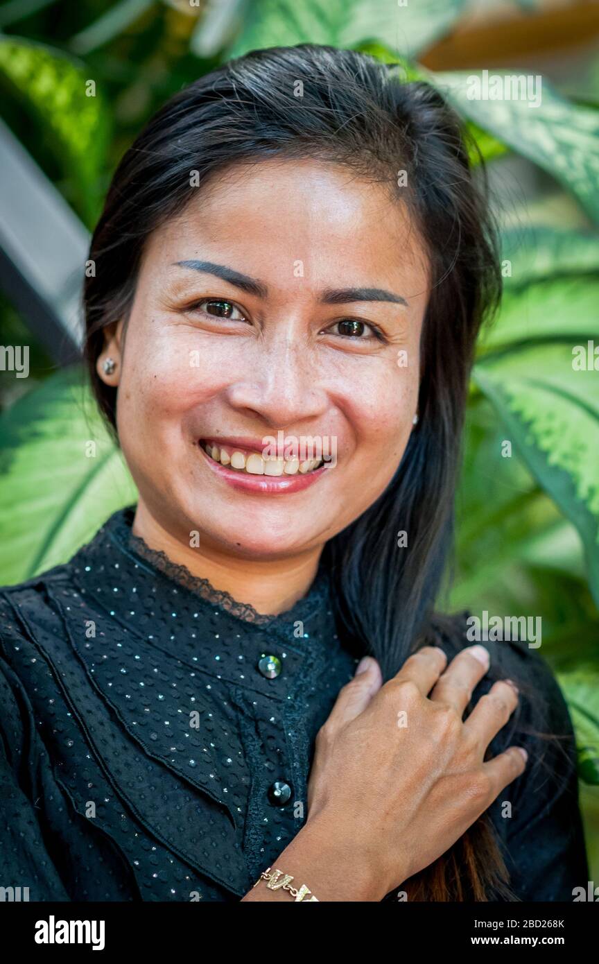Beautiful cambodian girl hi-res stock photography and images - Alamy