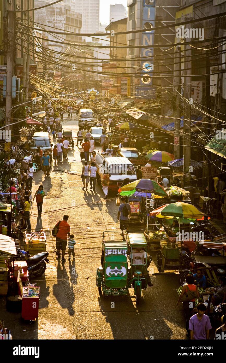 A colourful and busy alley in the Quiapo Church quarter in Manila Stock ...