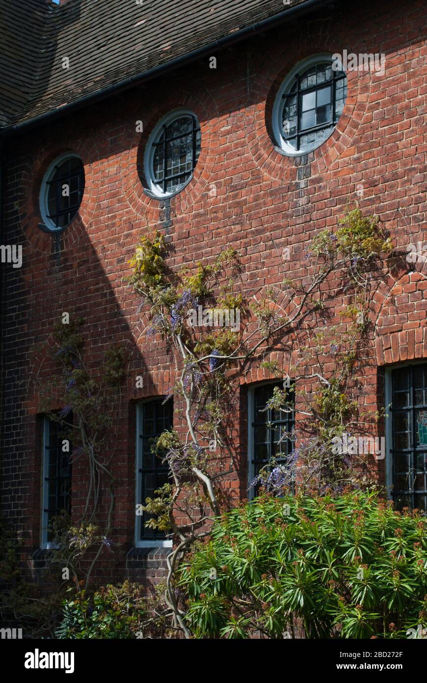 William morris red house garden hi-res stock photography and images - Alamy