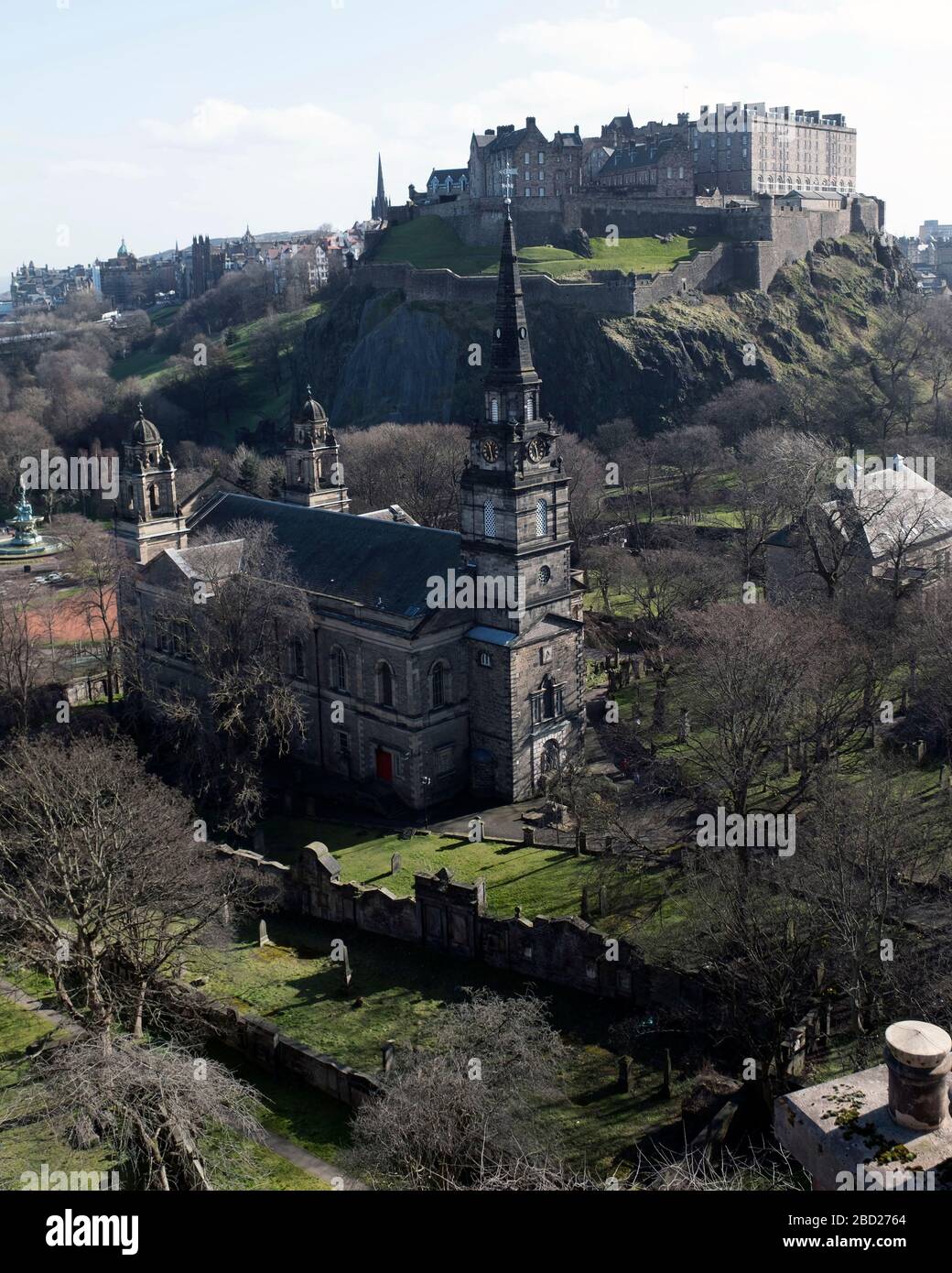 A view of St Cuthbert Parish Church and Edinburgh Castle Stock Photo ...