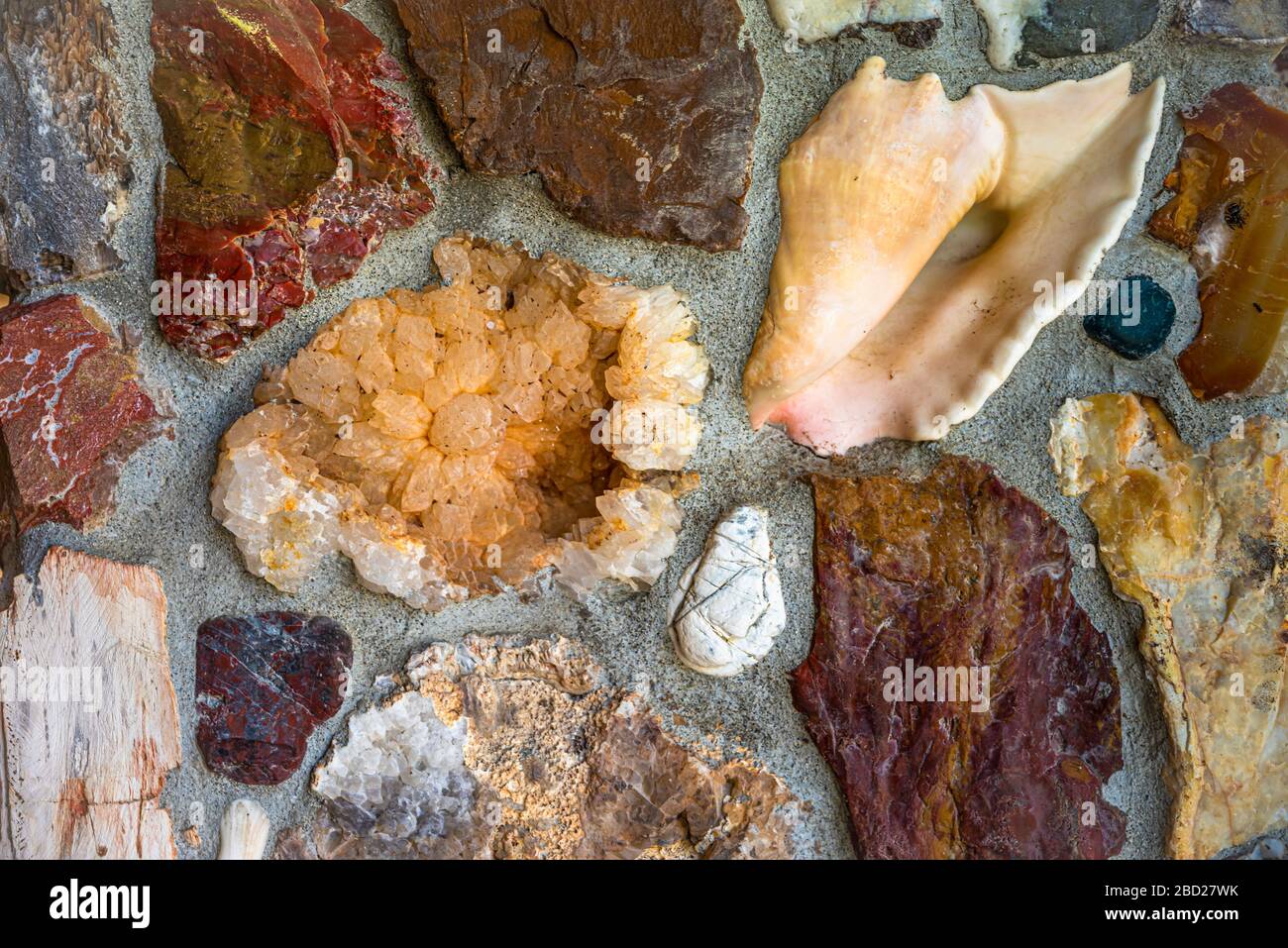 Stone wall texture with sea shells and quartz Stock Photo - Alamy