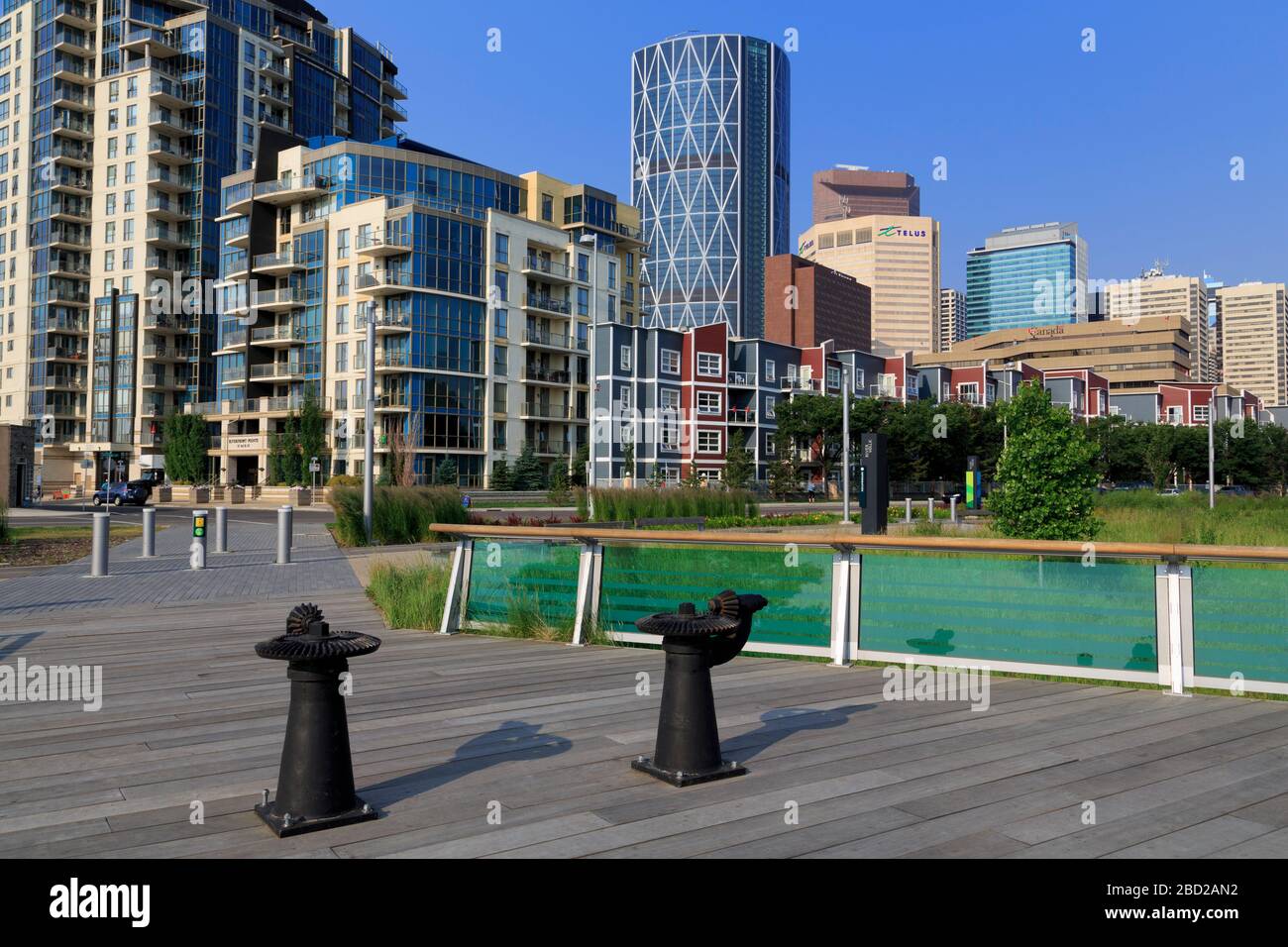 Riverwalk with skyscraper skyline hi-res stock photography and images ...