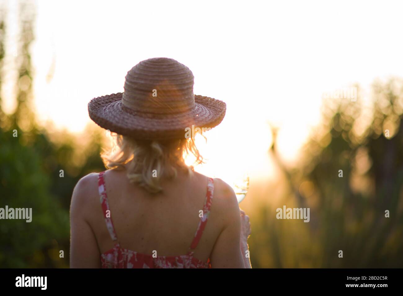 Mature woman sun hat glasses hi-res stock photography and images - Alamy