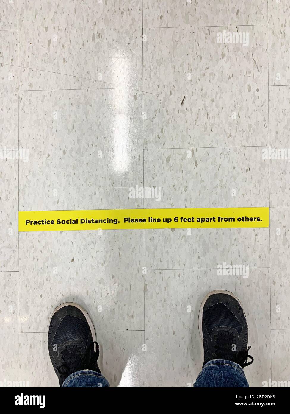 Practice social distancing sign hi-res stock photography and images - Alamy