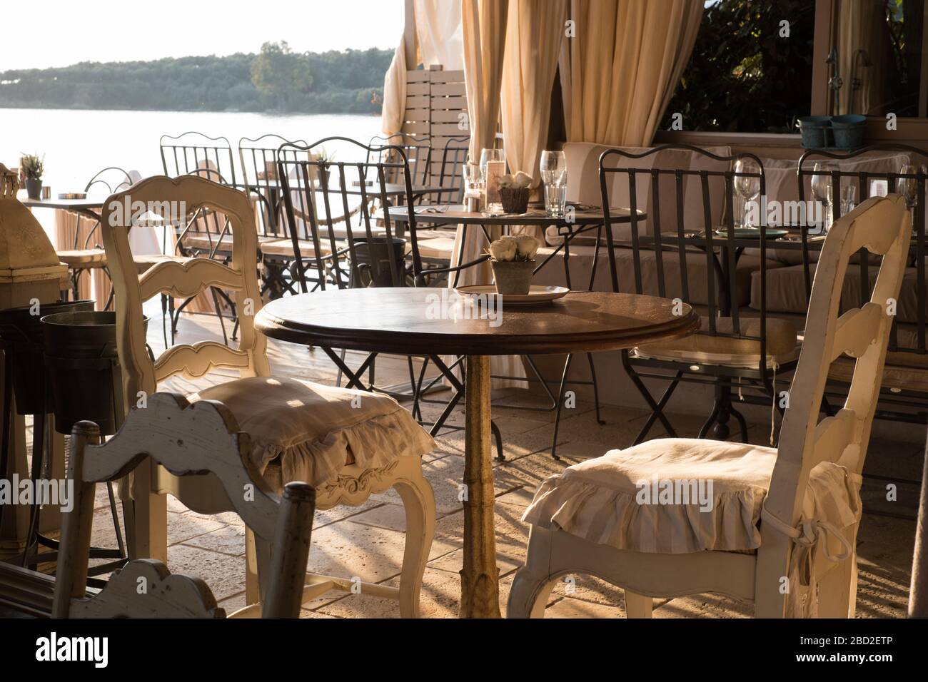 Restaurant tables on seaside hi-res stock photography and images - Alamy