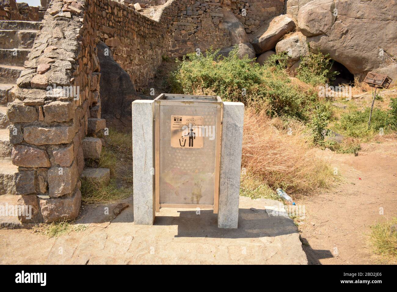 Empty dust bin hi-res stock photography and images - Alamy