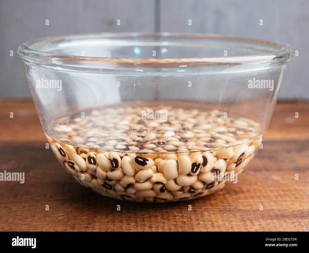 Dried black-eyed peas soaking in water Stock Photo - Alamy