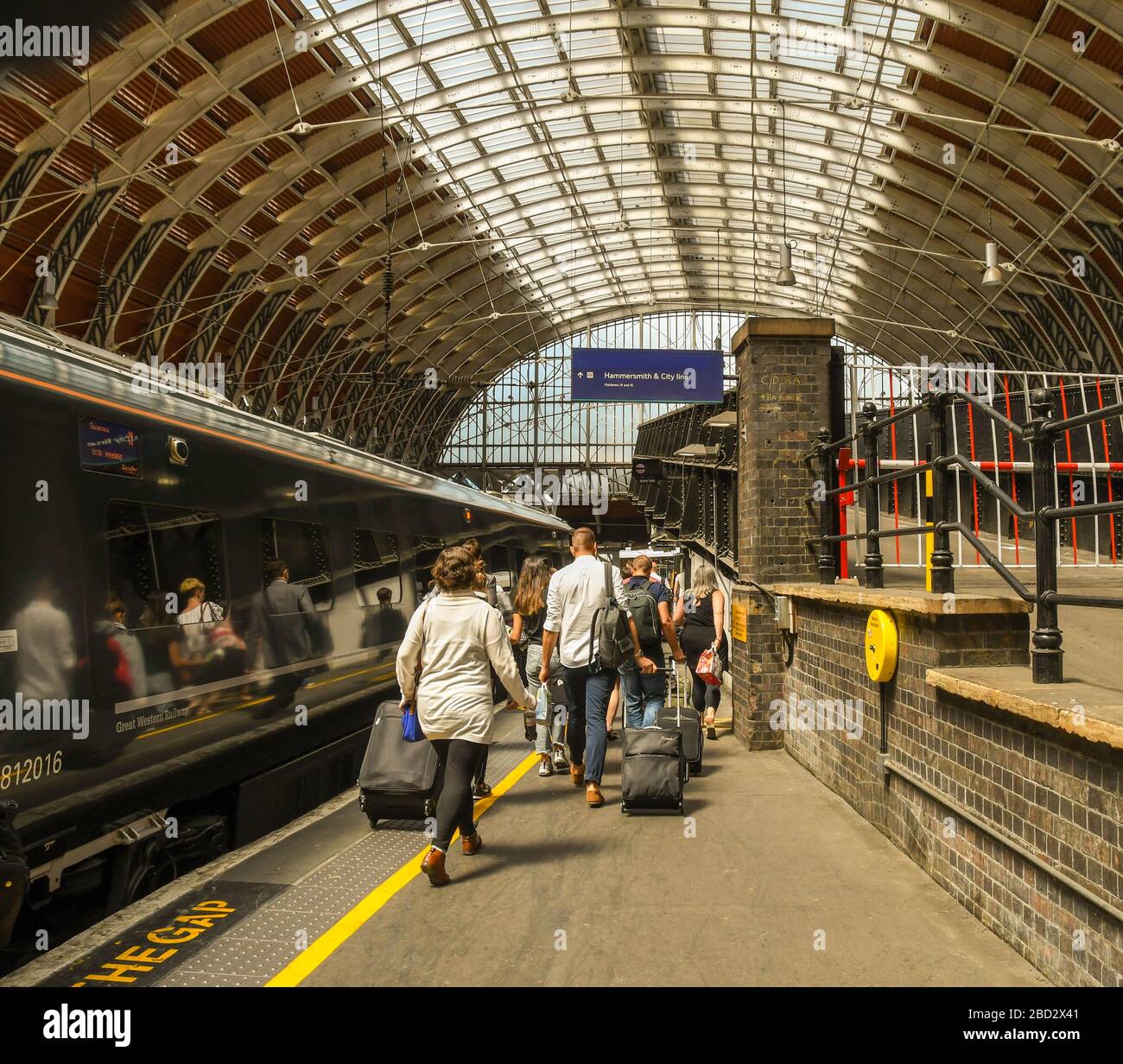 Busy main line station london hi-res stock photography and images - Alamy
