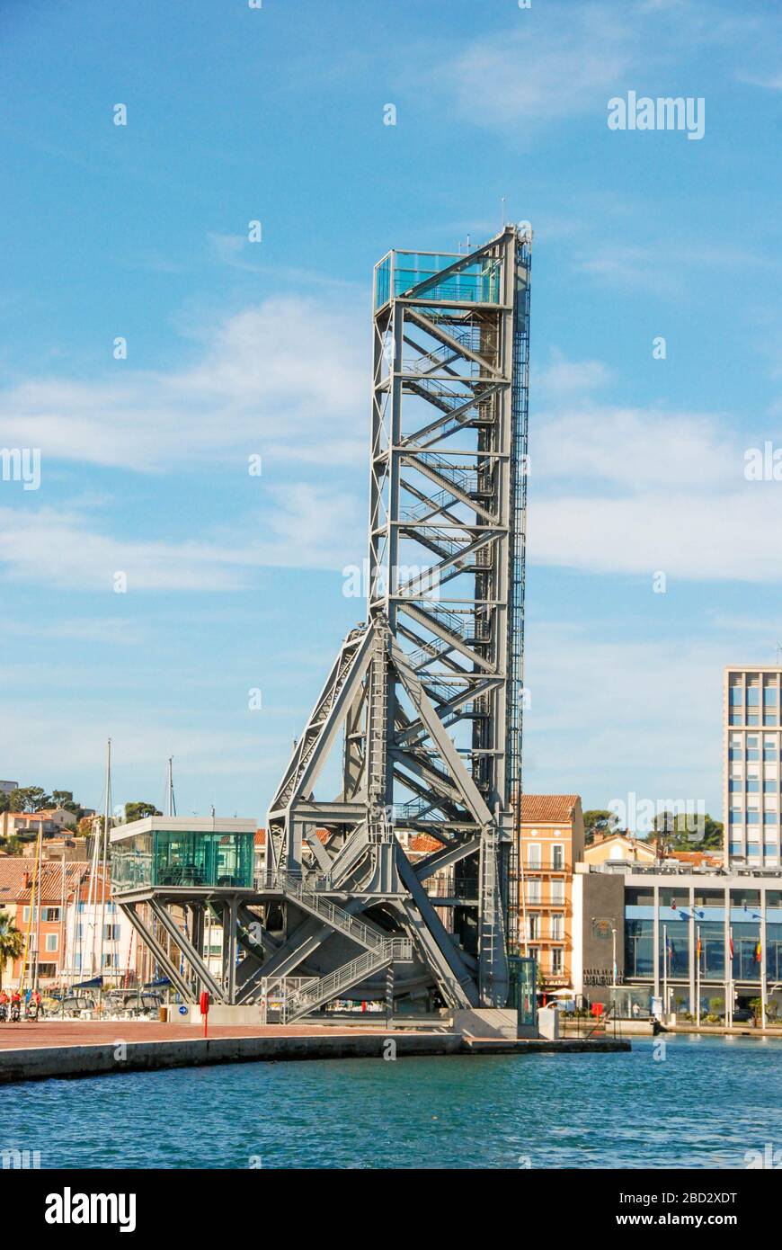 Vertical lifting bridge hi-res stock photography and images - Alamy