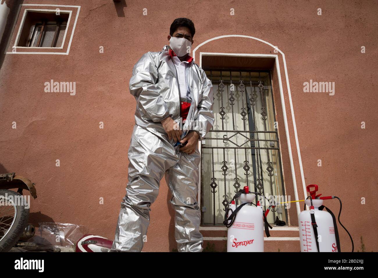 Tehran, Iran. 6th Apr 2020. Members of the Iranian Red Crescent's ...