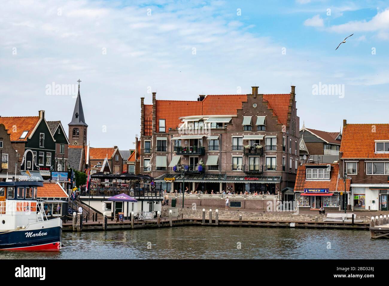 Traditional houses at the harbour, Volendam, North Holland, Netherlands ...