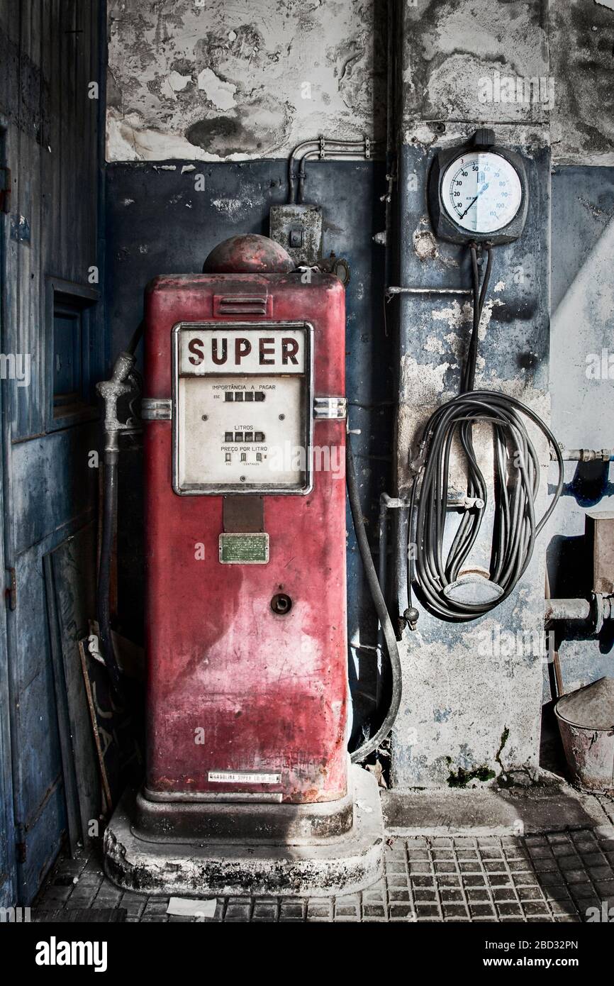 old gas station, vintage Stock Photo - Alamy