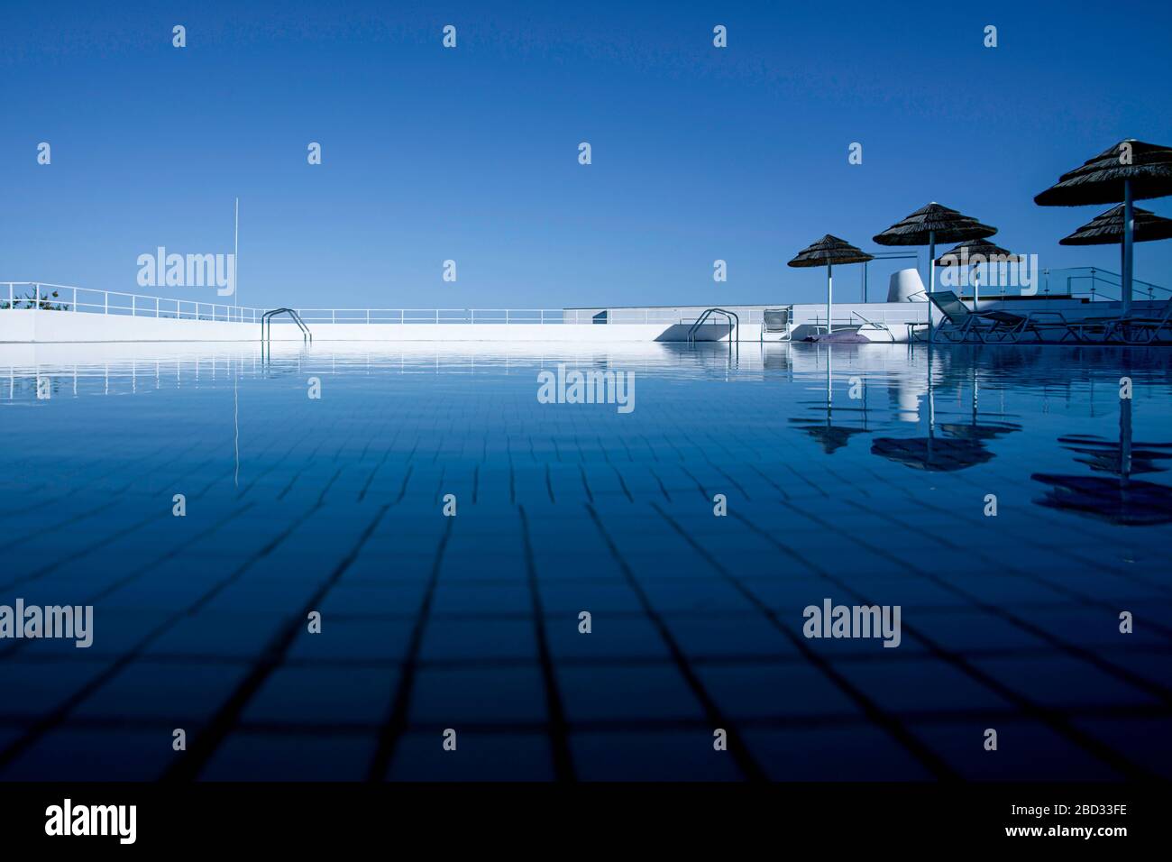 Swimming pool hotel blue sky architecture hi-res stock photography and ...
