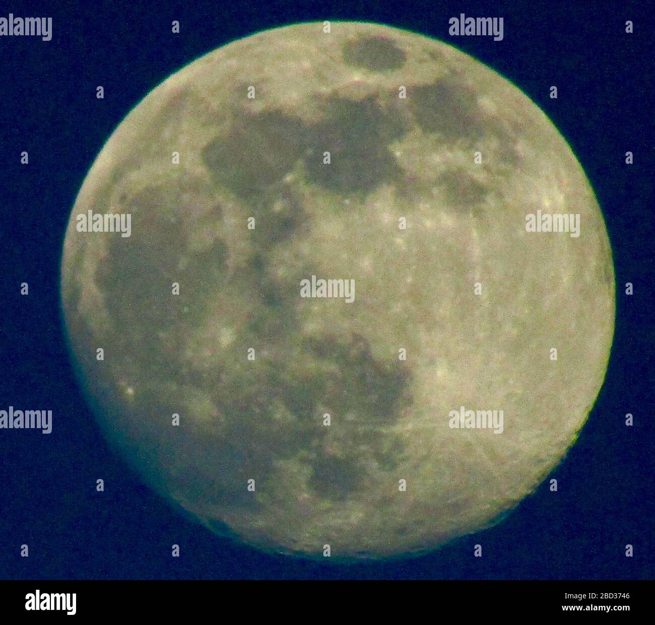 Pink Supermoon over Wirral U.K. Credit Ian Fairbrother/Alamy Stock ...