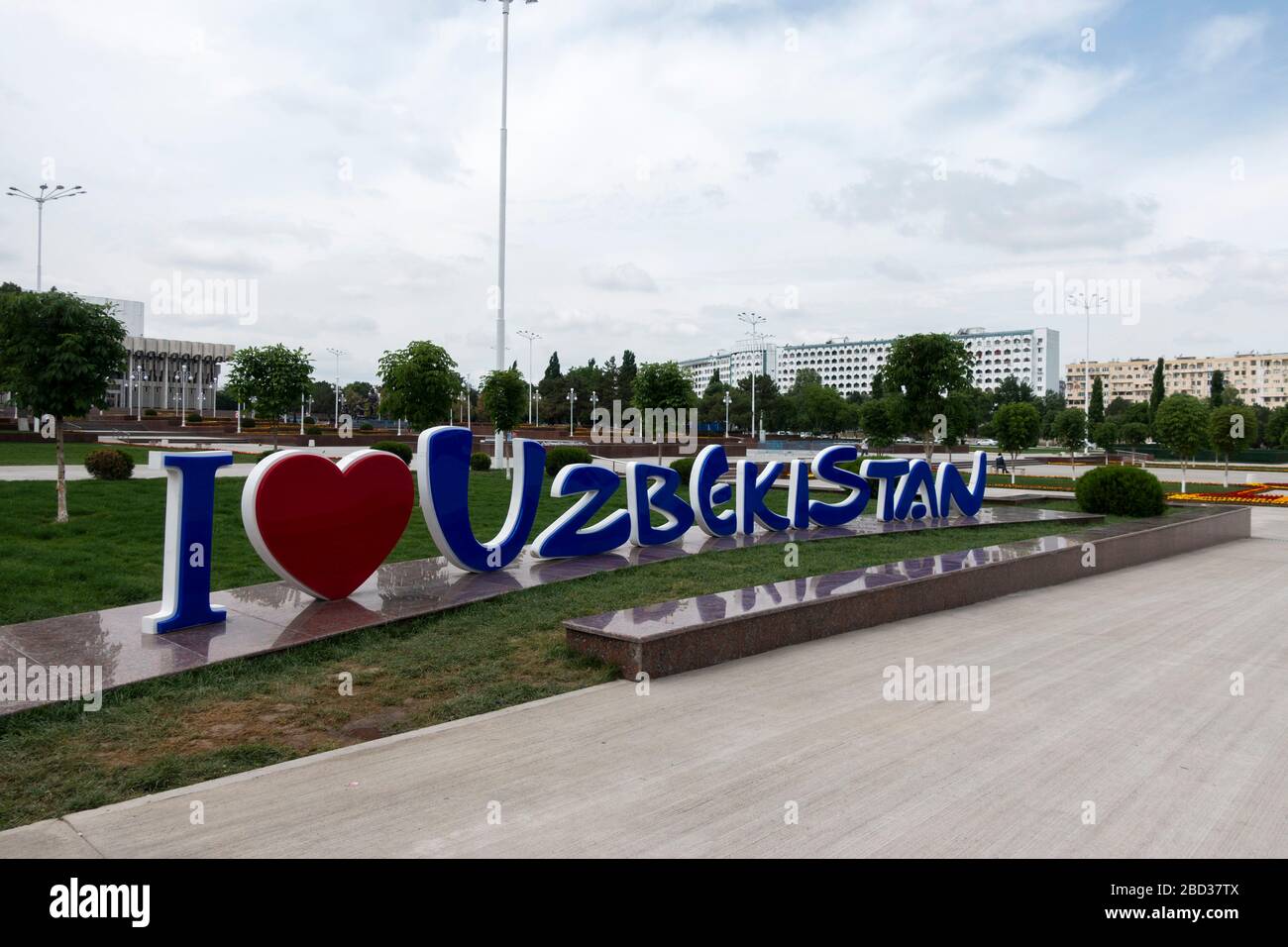 Love in the square hi-res stock photography and images - Alamy
