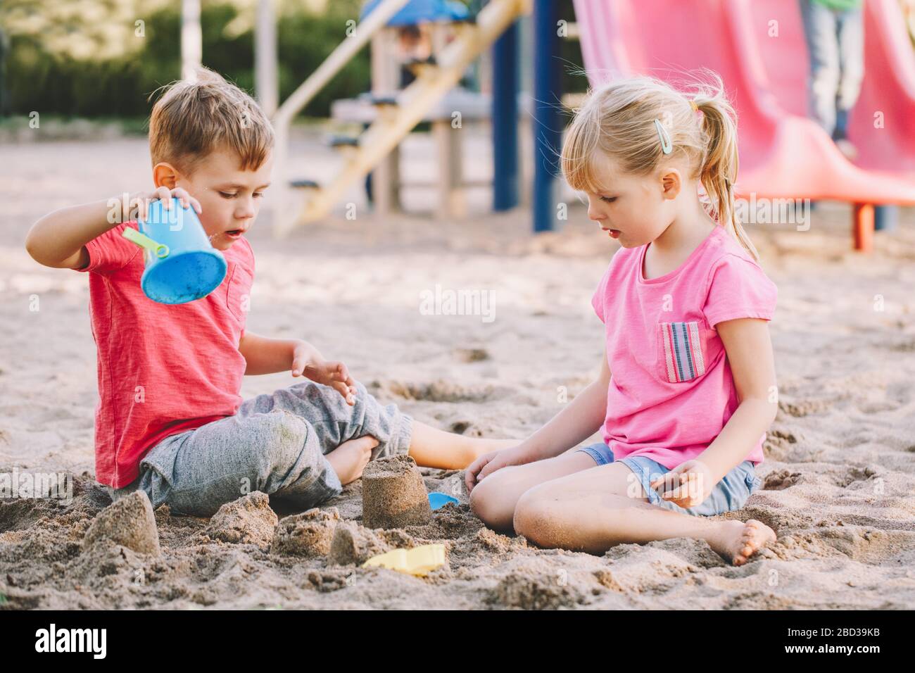 Two kids playing in sandbox hi-res stock photography and images - Alamy