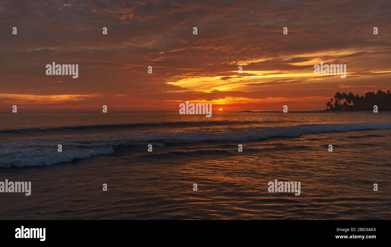 Red sunset with waves hi-res stock photography and images - Alamy