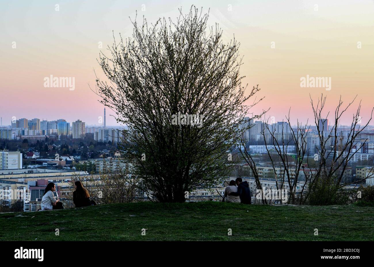 Berlin, Germany. 06th Apr, 2020. Young people enjoy the evening ...