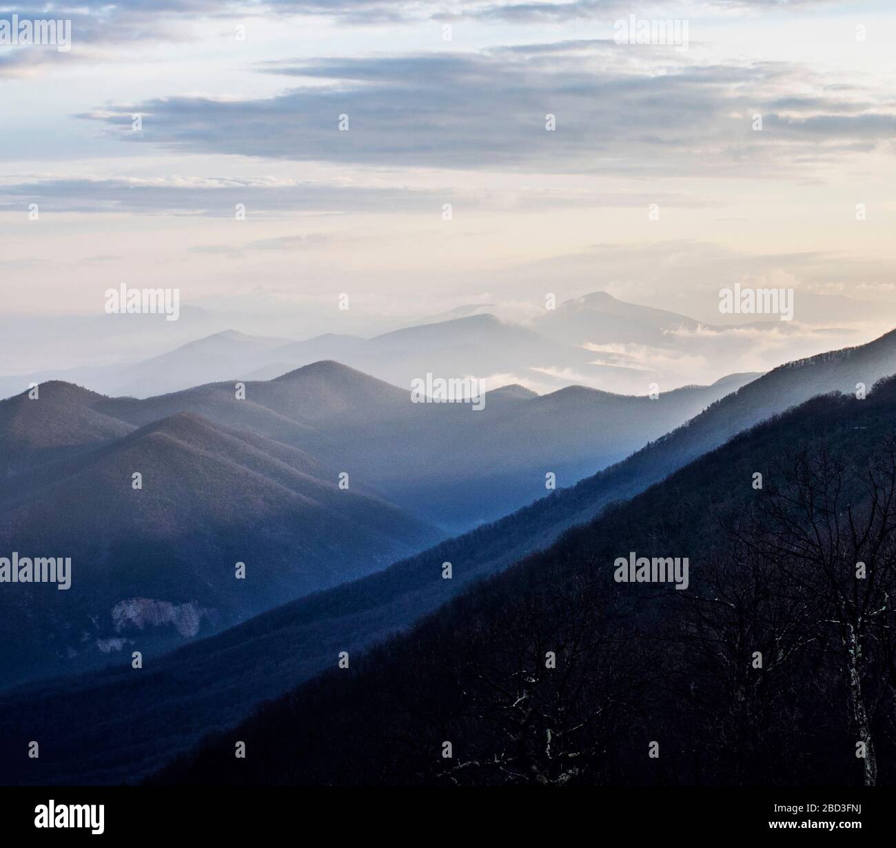 Blue ridge mountains sunrise hi-res stock photography and images - Alamy