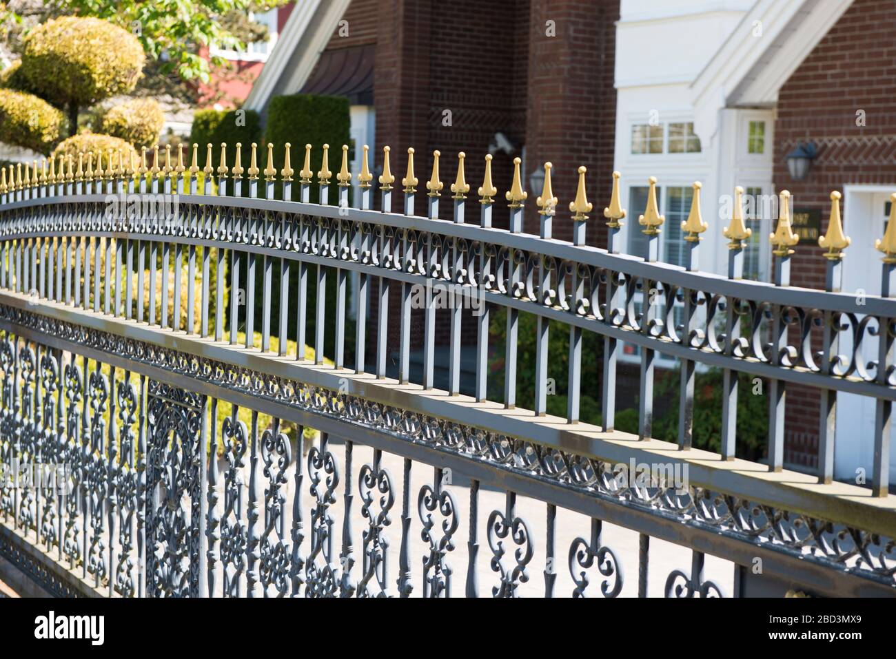Mansion security gate hi-res stock photography and images - Alamy