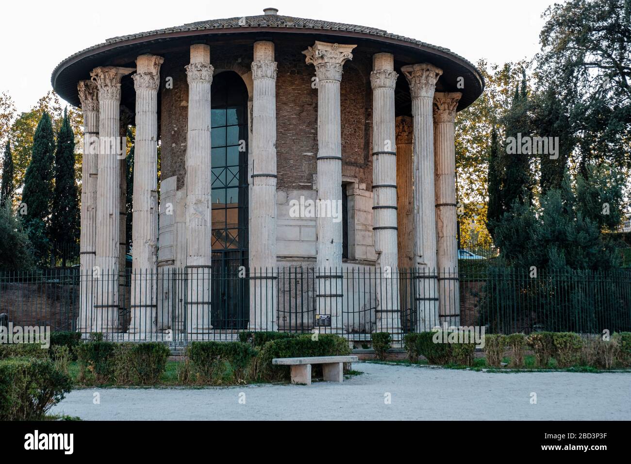 Round temple hi-res stock photography and images - Alamy