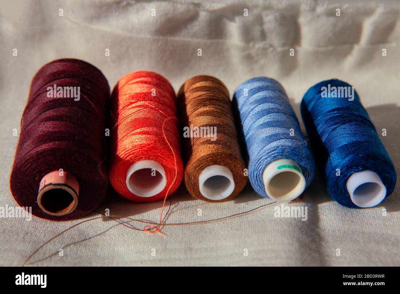 Row colored spools sewing hi-res stock photography and images - Alamy