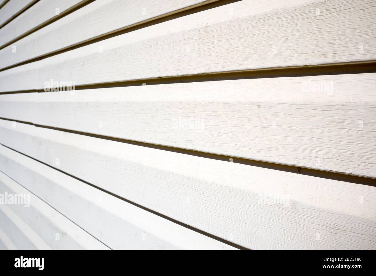 House with pale yellow vinyl siding Stock Photo - Alamy