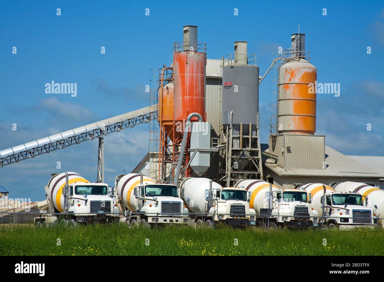 Concrete truck canada hi-res stock photography and images - Alamy