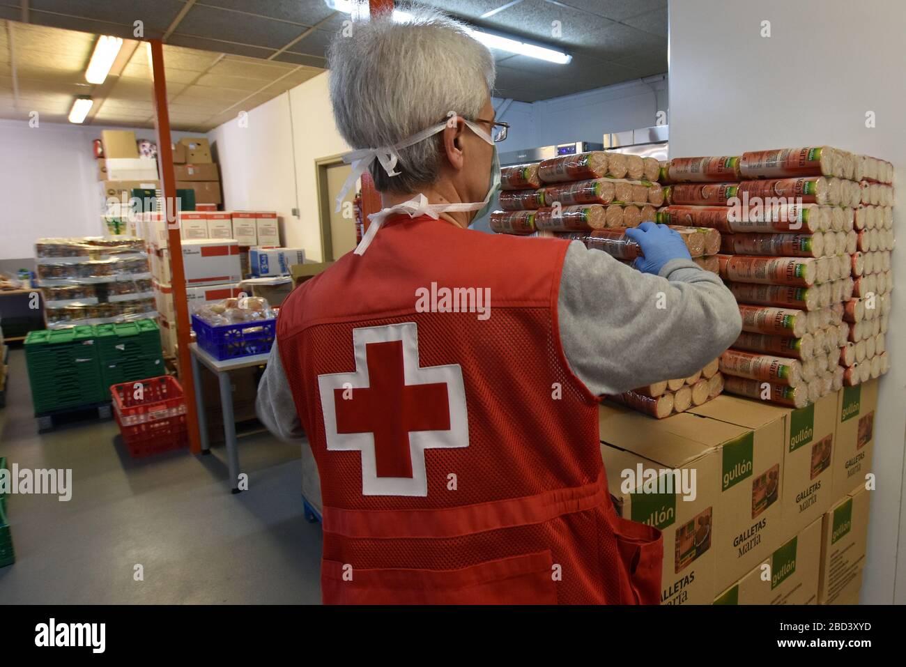 Social volunteers red cross hi-res stock photography and images - Alamy