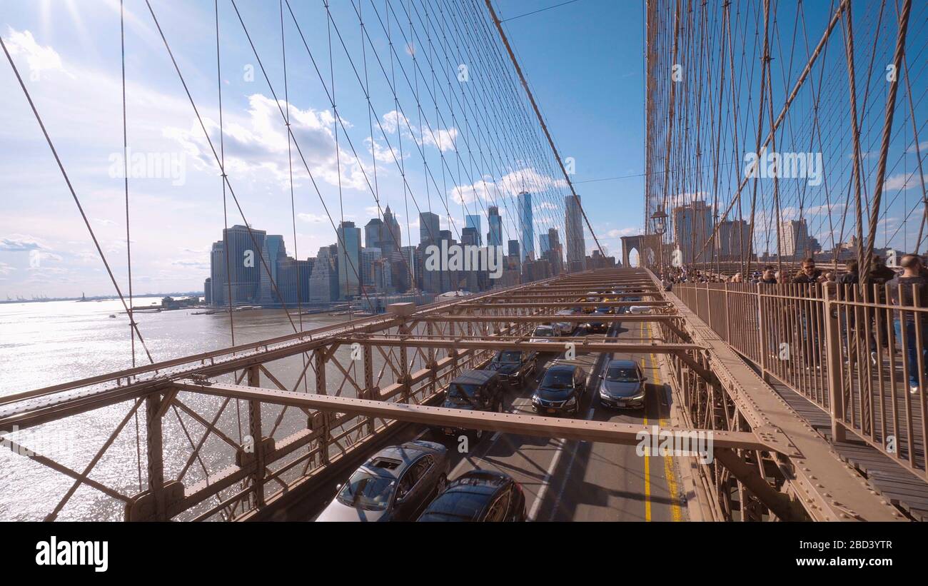 Cars driving on brooklyn bridge hi-res stock photography and images - Alamy