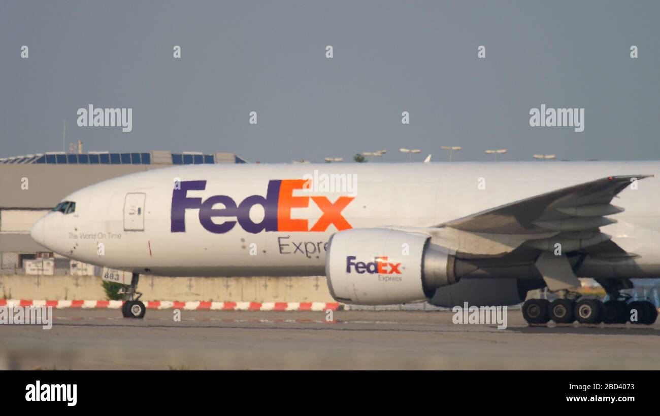 FedEx Boeing 777 taxiing Stock Photo - Alamy