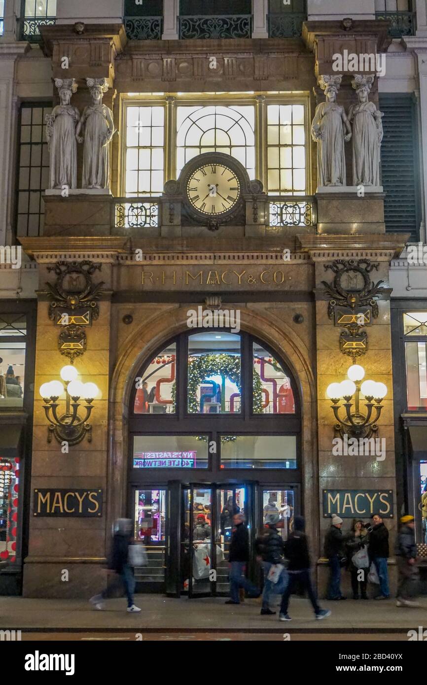 Herald square entrance macys department hi-res stock photography and ...