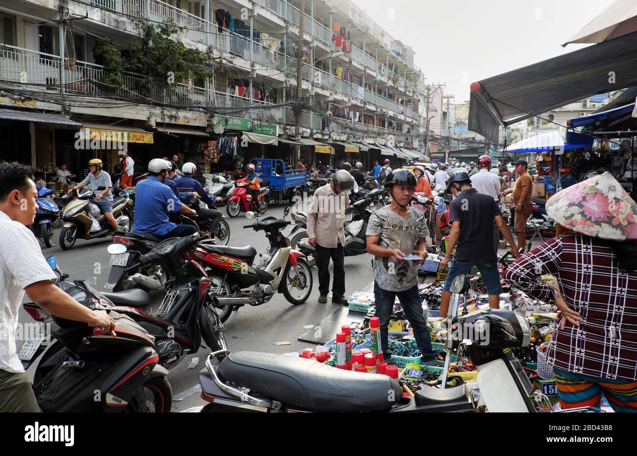 Second hand electronic market hi-res stock photography and images - Alamy