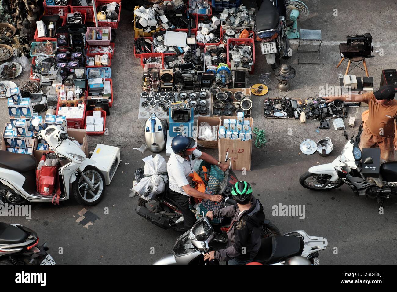 Second hand electronic market hi-res stock photography and images - Alamy