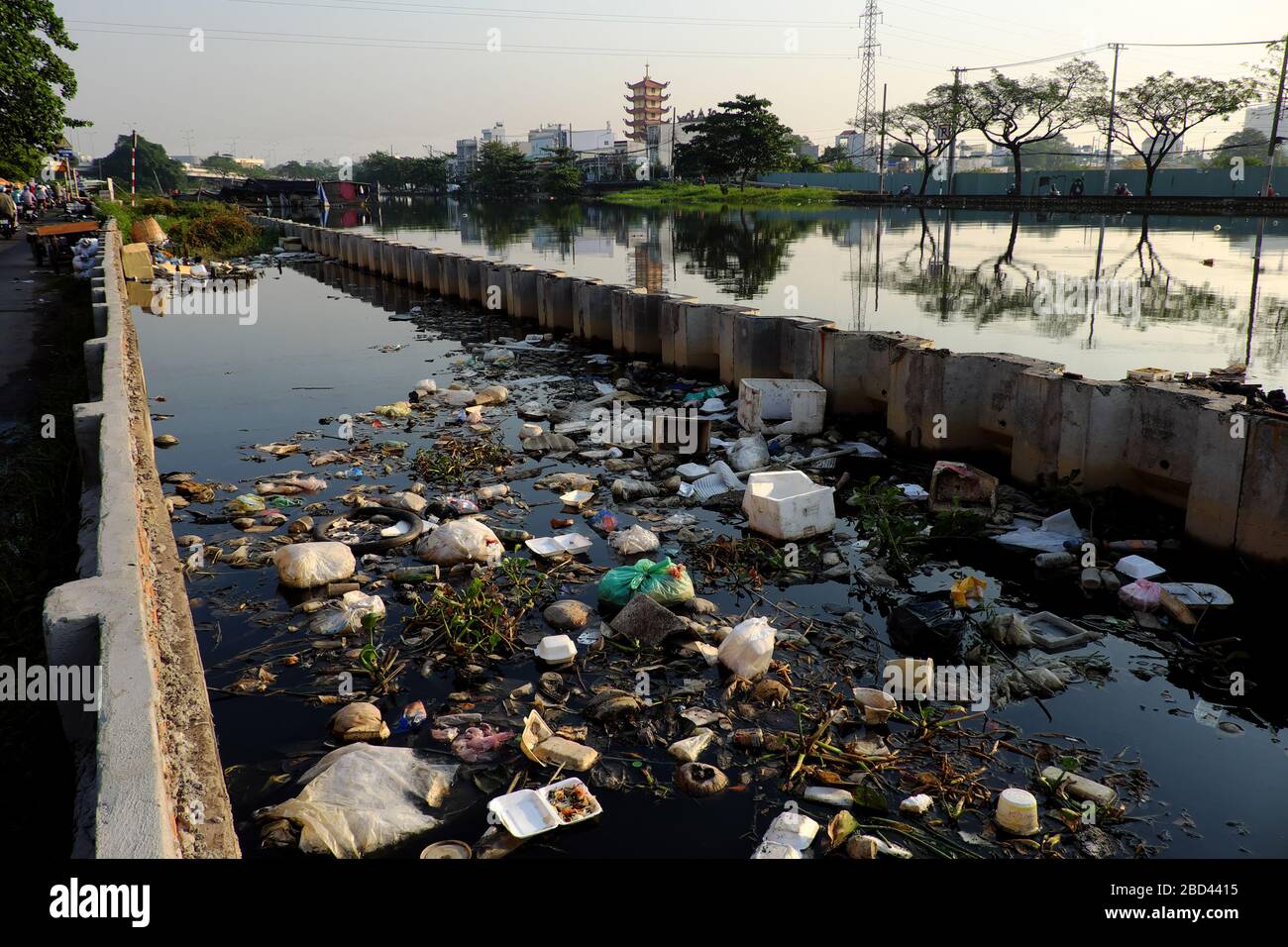 Dirty canal hi-res stock photography and images - Alamy