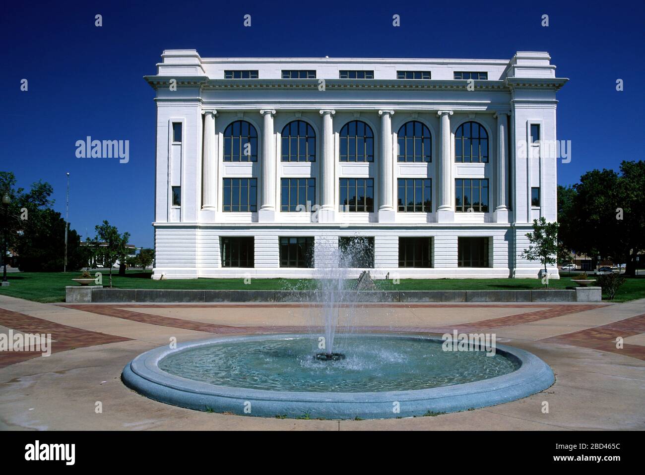 Courthouse fountain hi-res stock photography and images - Alamy